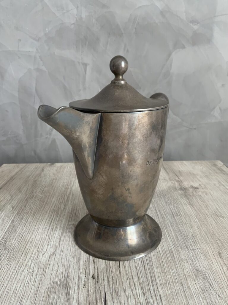 NUREMBERG “DER DEUTSCHE HOF” TEAPOT - Memorabilia of War